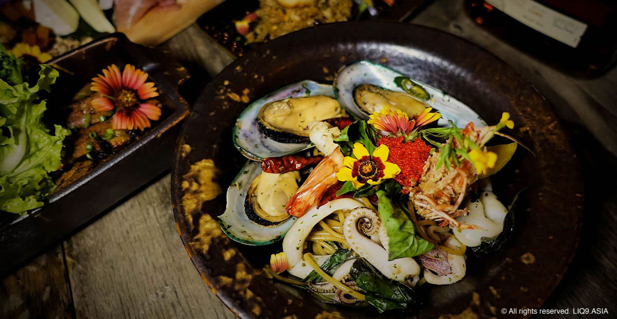 Blog - Wallflower Rooftop Bar สัมผัสลมหนาวไปกับค็อกเทลดอกไม้ที่นานา | LIQ9